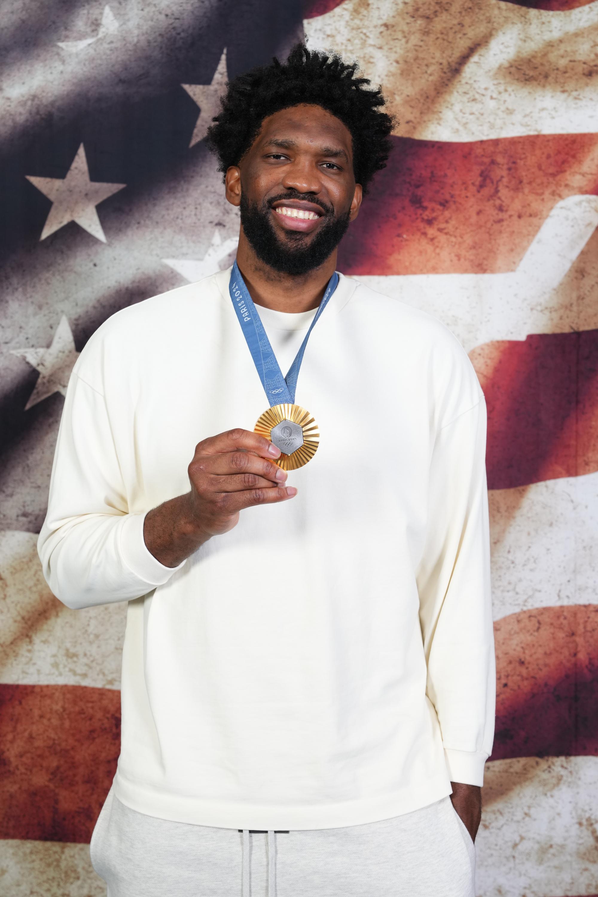 Joel Embiid no lo puede evitar: de ganar el oro olímpico con el Team ...