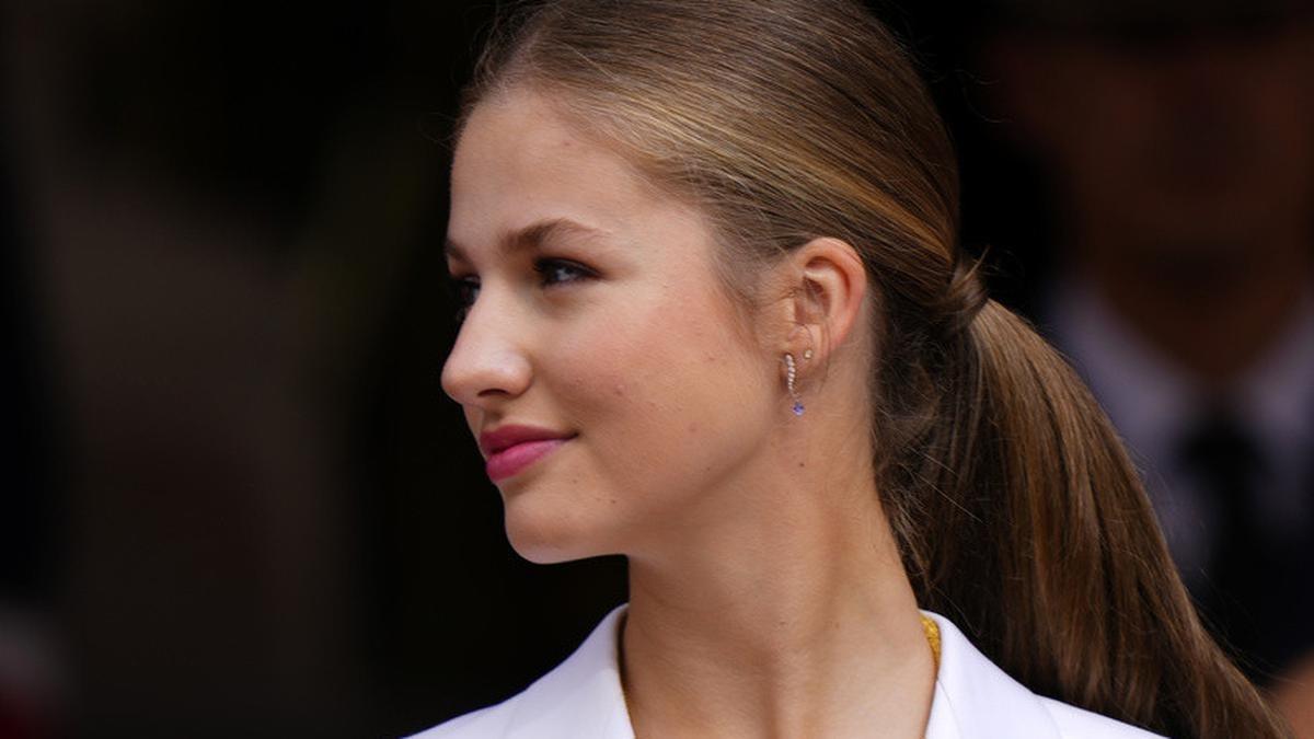 Escándalo en la Familia Real: Leonor fuma desde Gales y Letizia lo hace ...