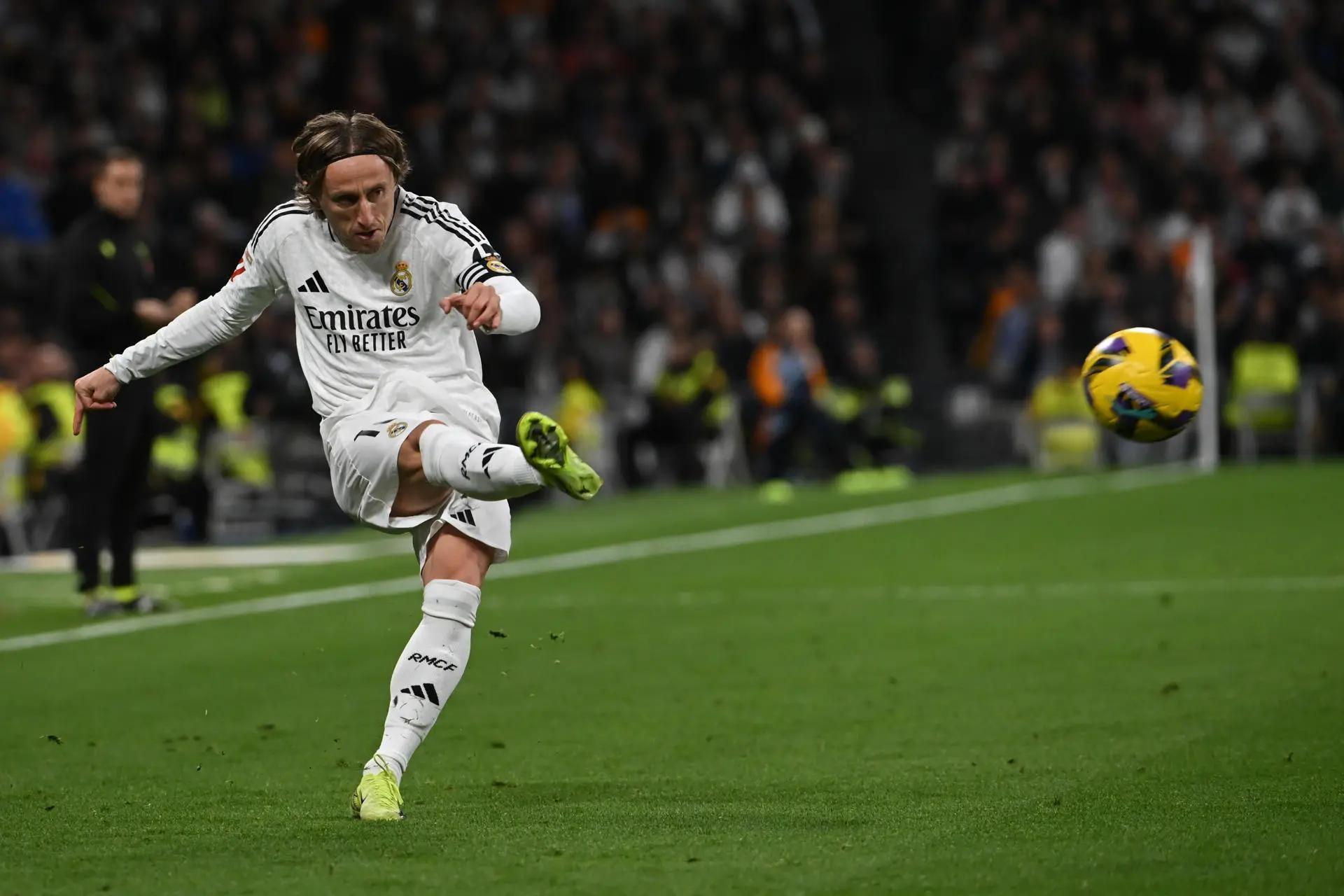 Xabi Alonso se mete en un lío con Modric y se tira encima a una parte ...