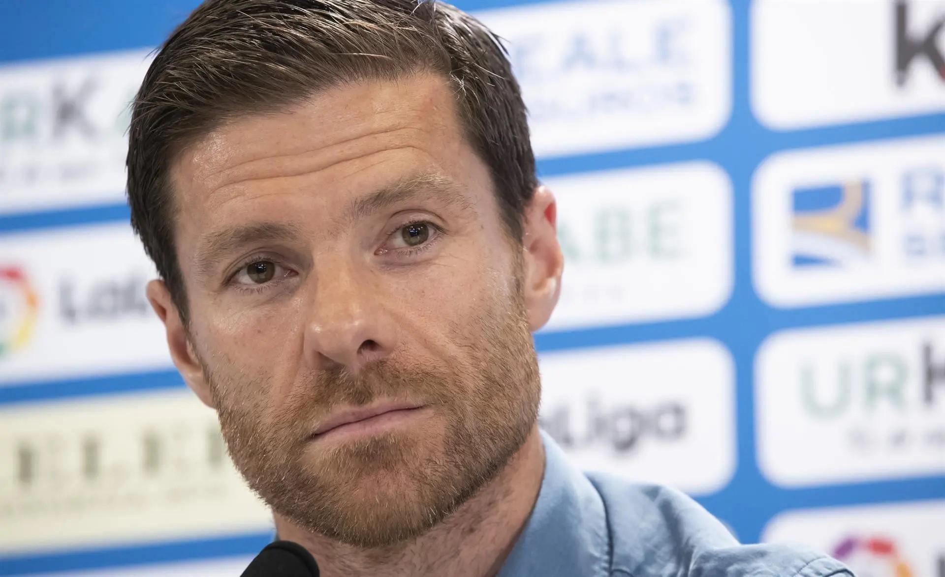 Xabi Alonso le ha pedido que cambie la vida que lleva fuera del Real Madrid o será traspasado